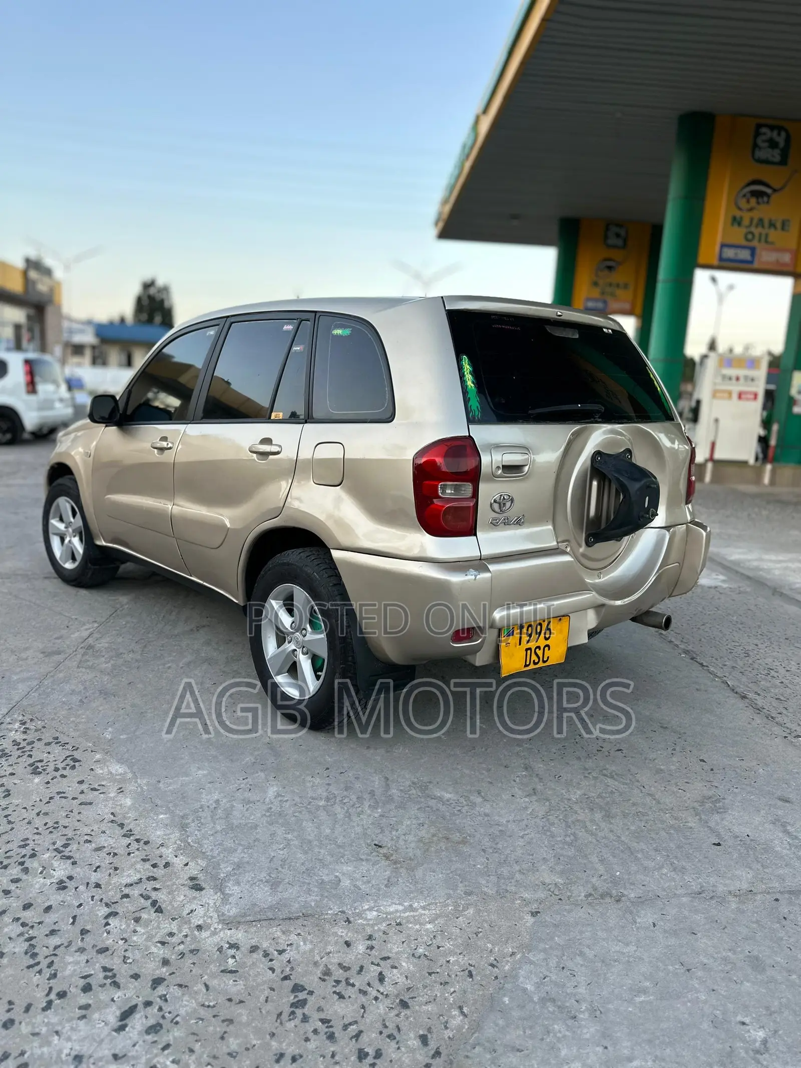 Toyota RAV4 2004 Gold in Kinondoni - Cars, Agb Motors | Jiji.co.tz