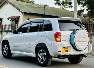 Toyota RAV4 1.8 2005 White in Kinondoni - Cars, Shaban Masud | Jiji.co.tz